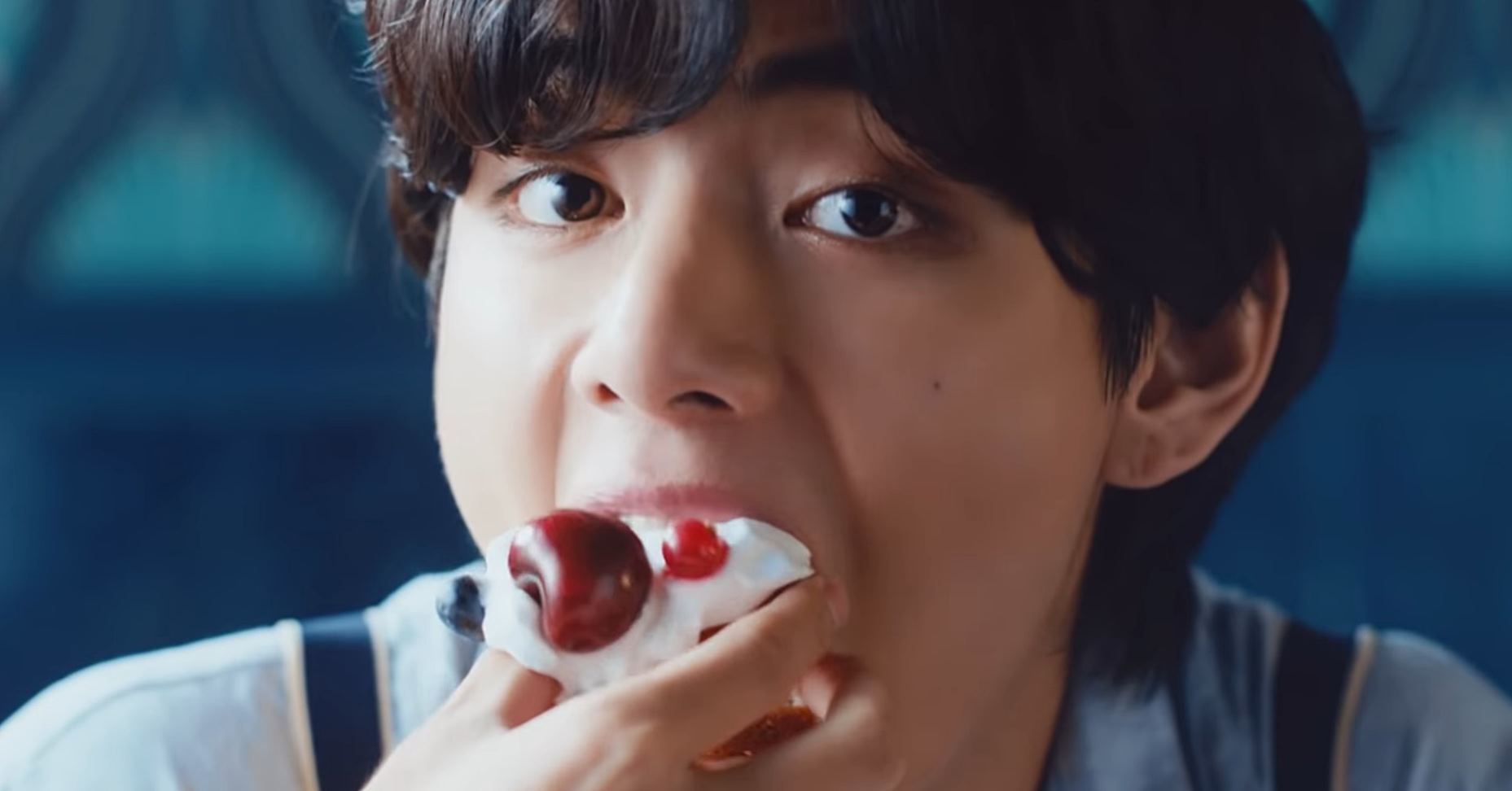 BTS V's Samsung Galaxy Ad is Hot Topic in Korea | 위키트리