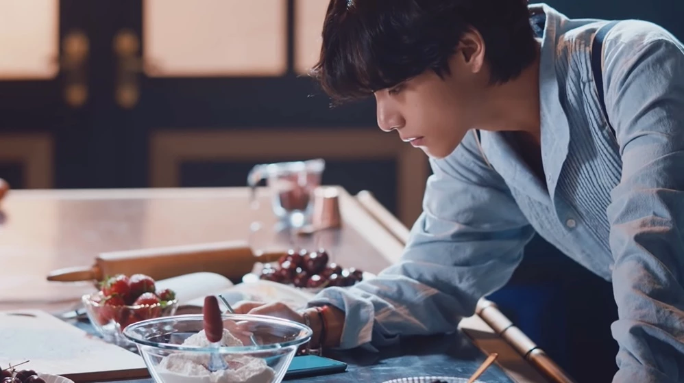 BTS V's Samsung Galaxy Ad is Hot Topic in Korea | 위키트리