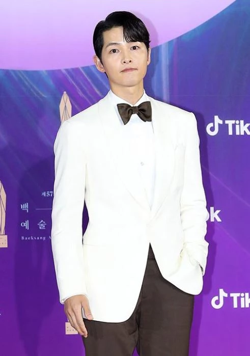 “형수님…” 미담 많은 송중기, 인맥 관리 수준이 실로 엄청나다 | 위키트리