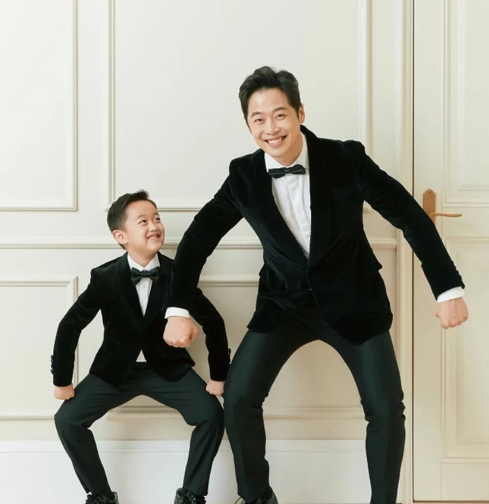 아빠 판박이… '살인 미소'로 사랑받던 김재원 아들, 이렇게나 자랐습니다 (+사진) | 위키트리