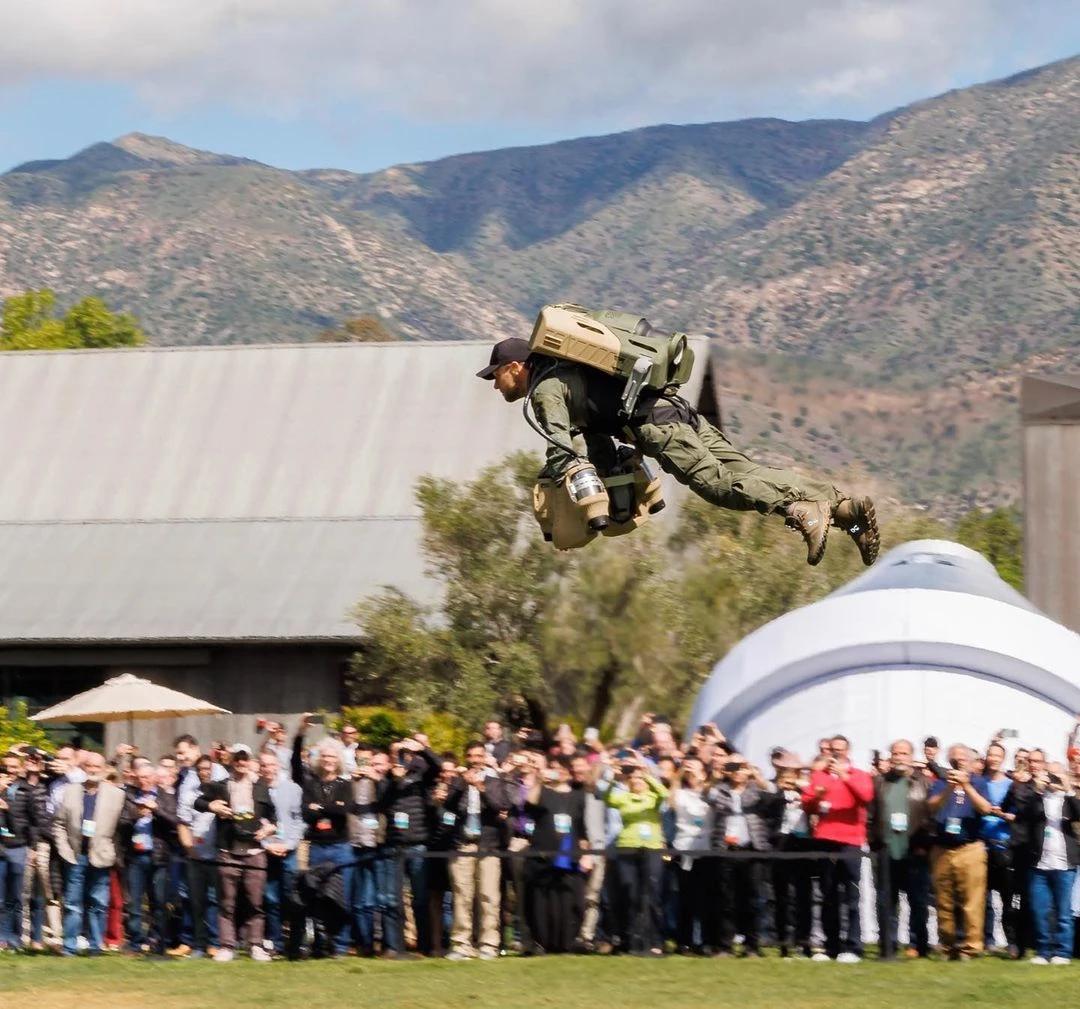 [오늘은머니] "순식간에 하늘로 슝" 영화 속 제트슈트 입은 ‘응급요원’ 현실에 등장 | 위키트리