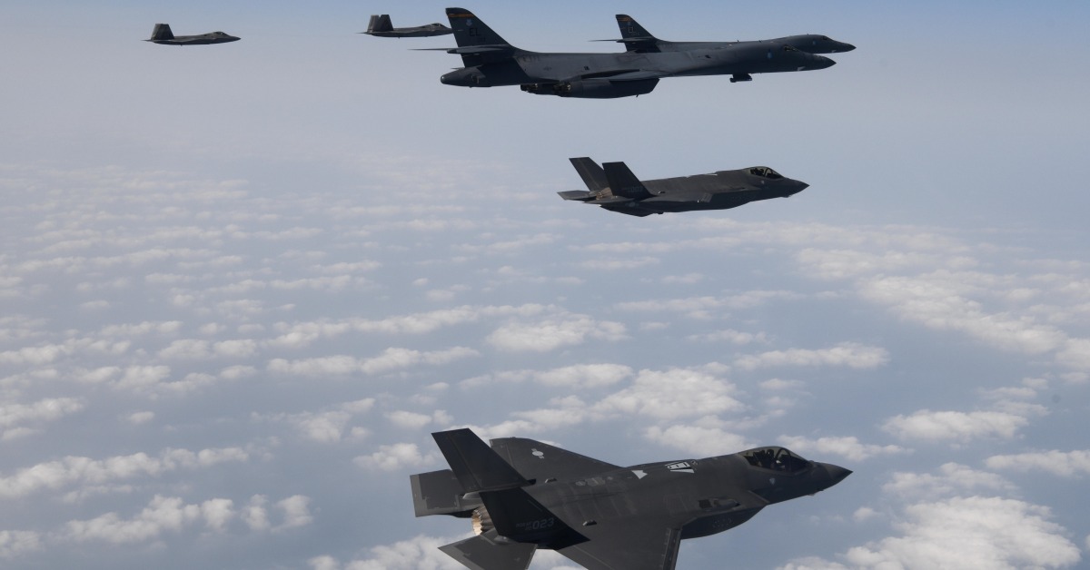[속보] 북한 ICBM 도발에 미국 B-1B 폭격기 전개…한미연합공중훈련 | 위키트리