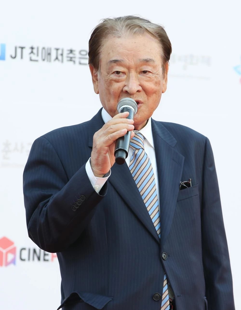 '68년 차 대배우' 이순재, 기네스북 등재될 수도 있다 | 위키트리