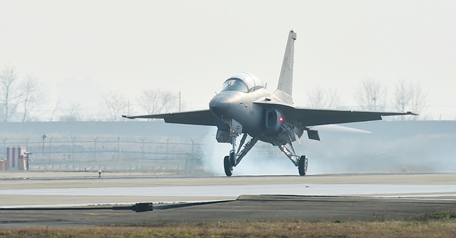 [포토]공군 제1전투비행단,국산 훈련기 TA-50 Block2 2대를 최초 도입 | 위키트리